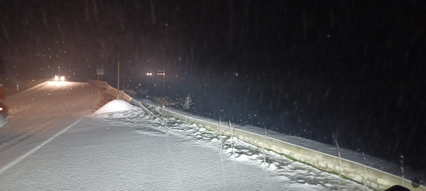 AKTUÁLNE: Sneh komplikuje dopravu. Na slovenských cestách sú nehody | iMeteo.sk