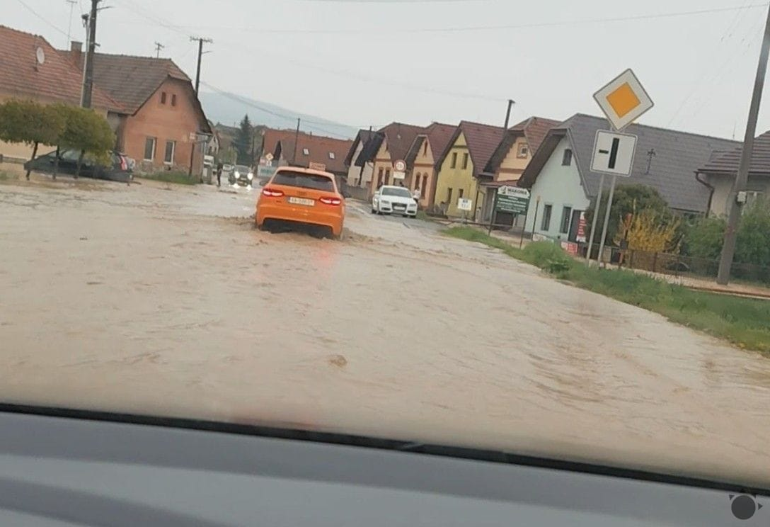 VIDEO: Zaplavené sú prvé cesty. Zalialo oblasti pri Zvolene | iMeteo.sk