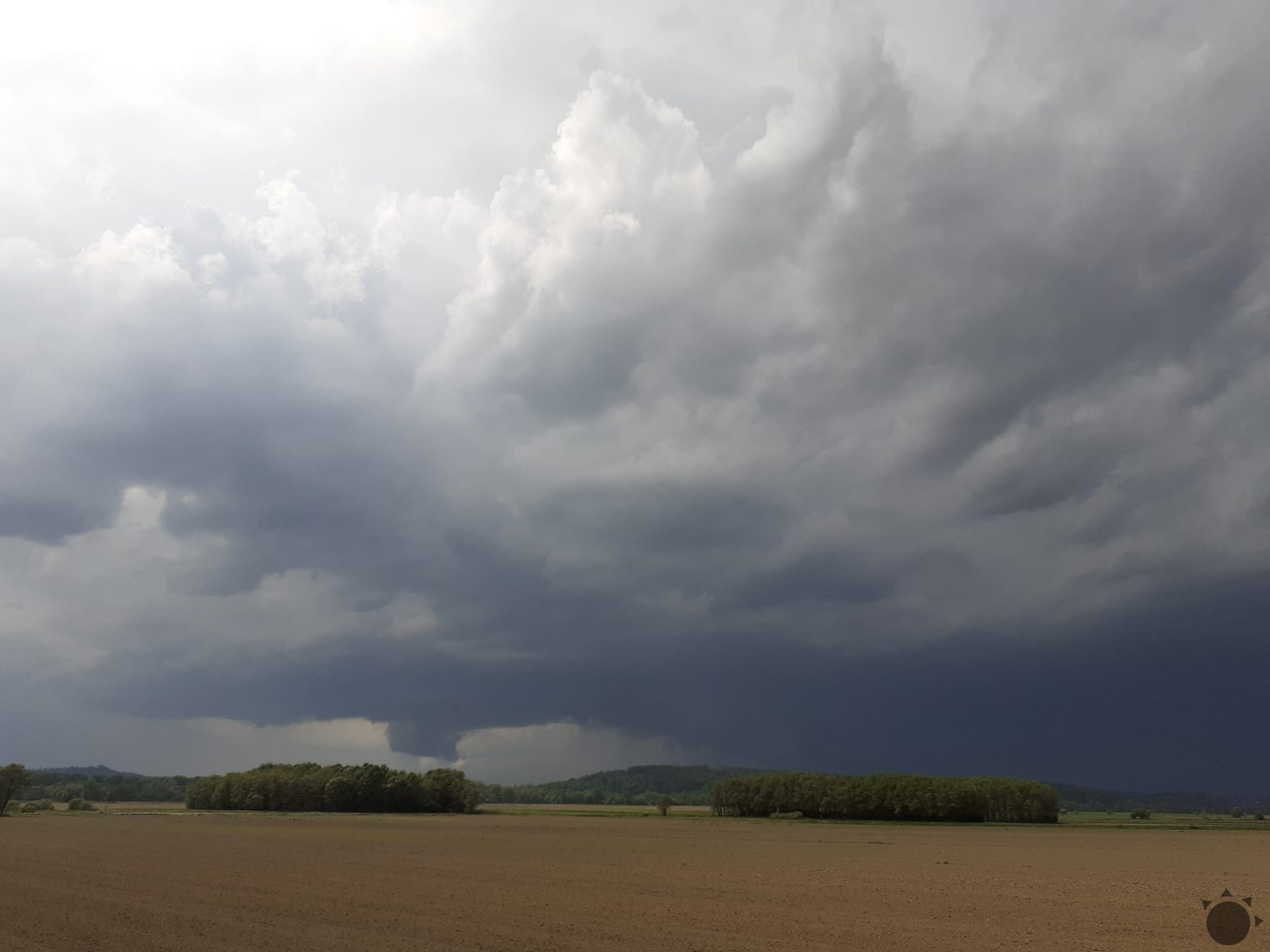 Búrky sú stále na východe. Južne do Slovenska sa ženú supercely | iMeteo.sk