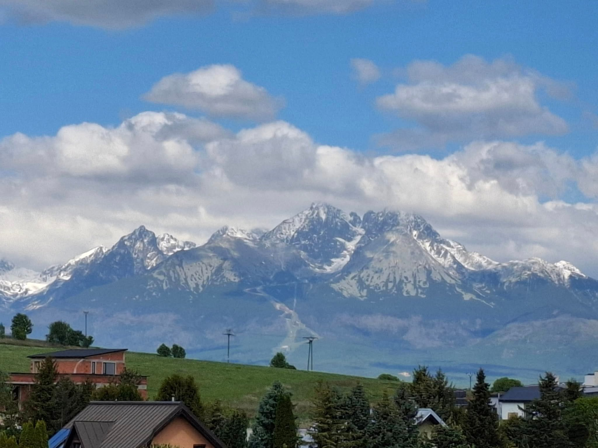 Na Lomnickom štíte leží 36 cm snehu. Vrcholky Tatier sú krásne ...