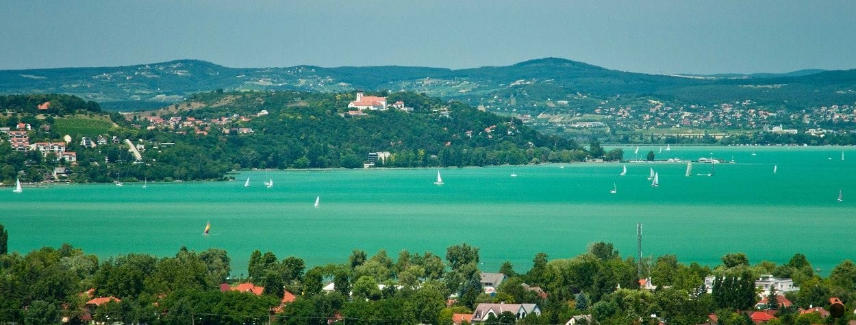 Balaton je o 6 °C chladnejší ako vlani. Na kúpanie si musia turisti ...