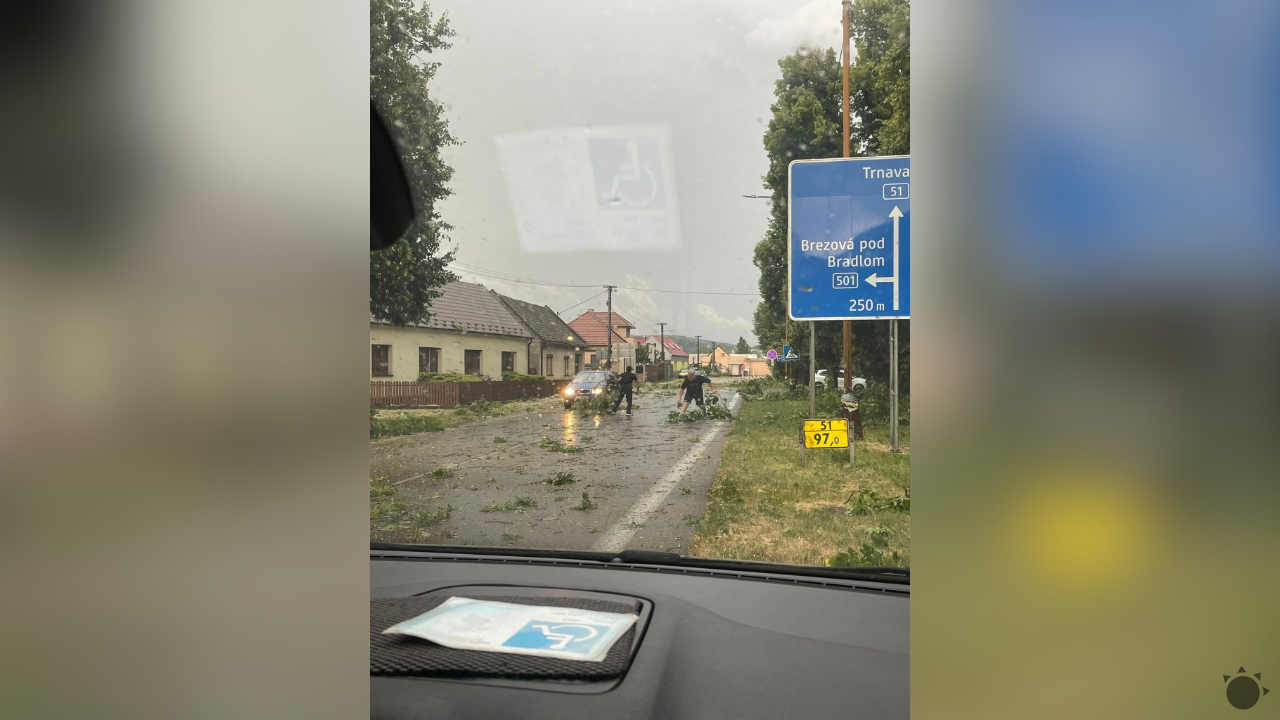 Silný vietor komplikuje dopravu. Na viacerých cestách ležia popadané stromy | iMeteo.sk