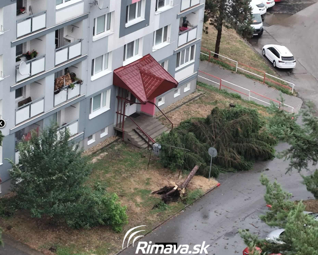 FOTO: Rimavskou Sobotou sa prehnala silná búrka. Vietor lámal stromy, kontajnery lietali po ...