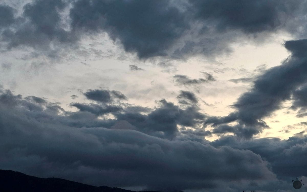 Štvrtkove búrky vznikli už predpoludním. Kde sa aktuálne blýska ...