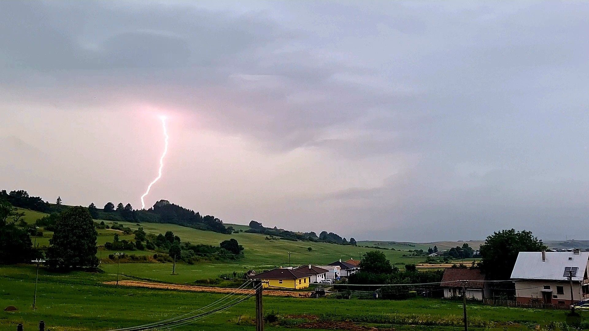 Búrky sú pred bránami Slovenska: Čo dnes očakávať? | iMeteo.sk