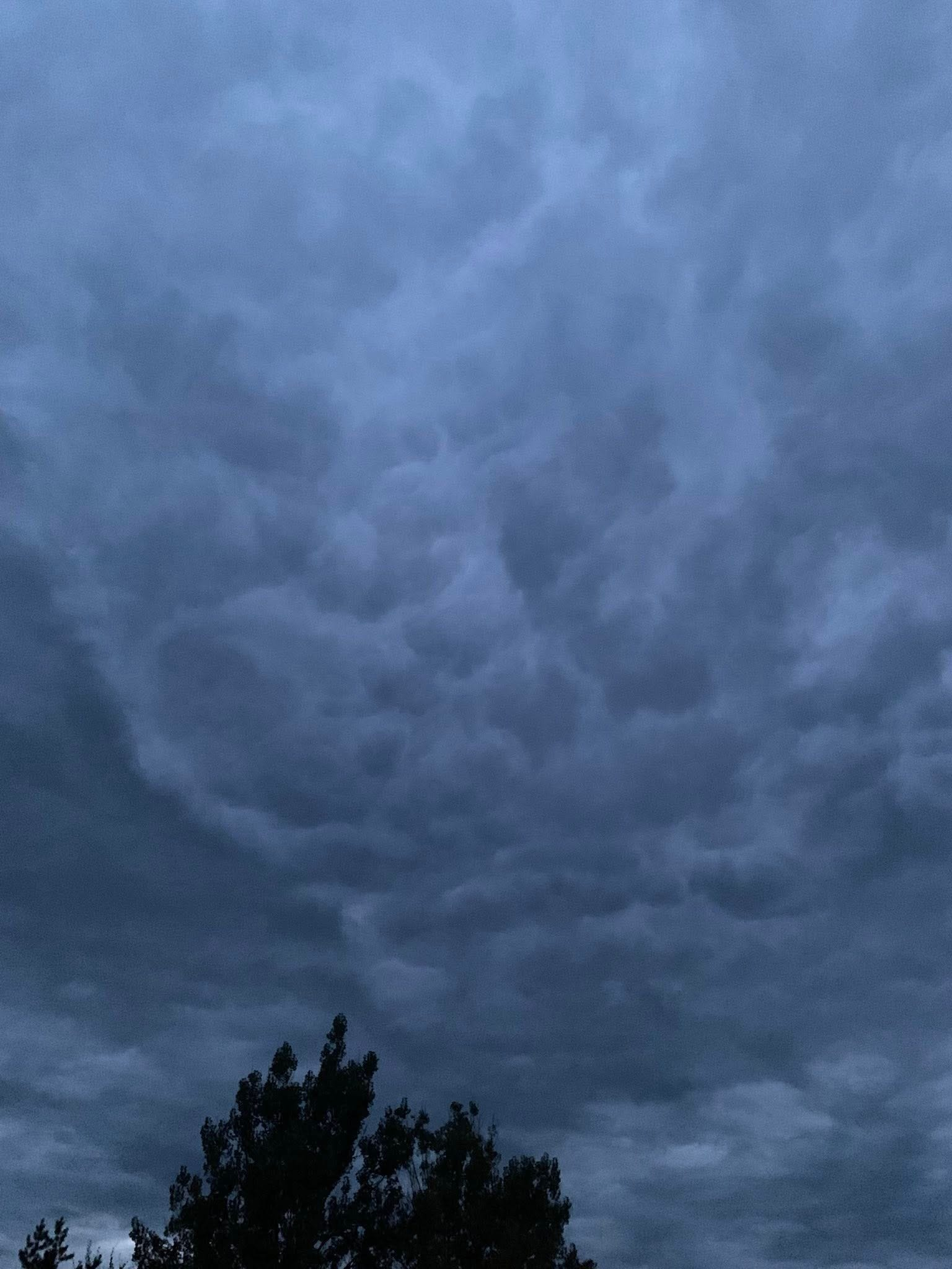 FOTO: Temné až strašidelné mammaty sa objavili nad Námestovom | iMeteo.sk