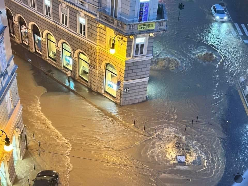Chaos na Jadranskom mori. Zosuvy pôdy, záplavy a uväznení vodiči ...