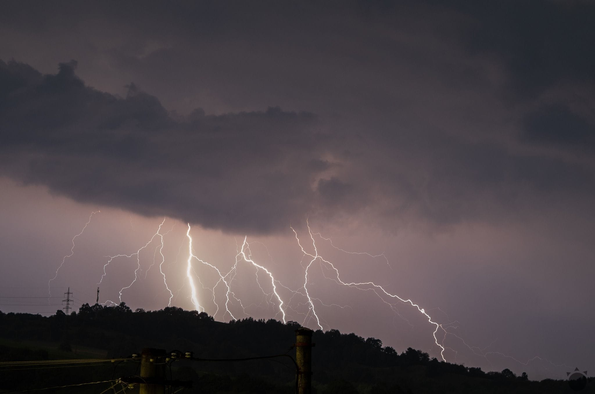 Prvé búrky vznikajú už zrána: Kde dnes budú najsilnejšie? | iMeteo.sk