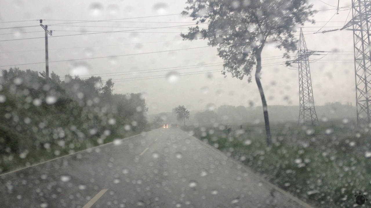 Počasie na Slovensku spôsobuje problémy na cestách. Pozor na hustý dážď i silný vietor | iMeteo.sk