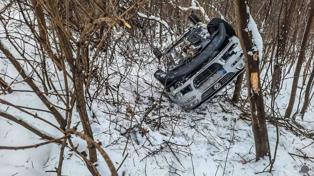 Slovenské cesty naďalej trápia vodičov. Havarovala aj tehotná vodička ...