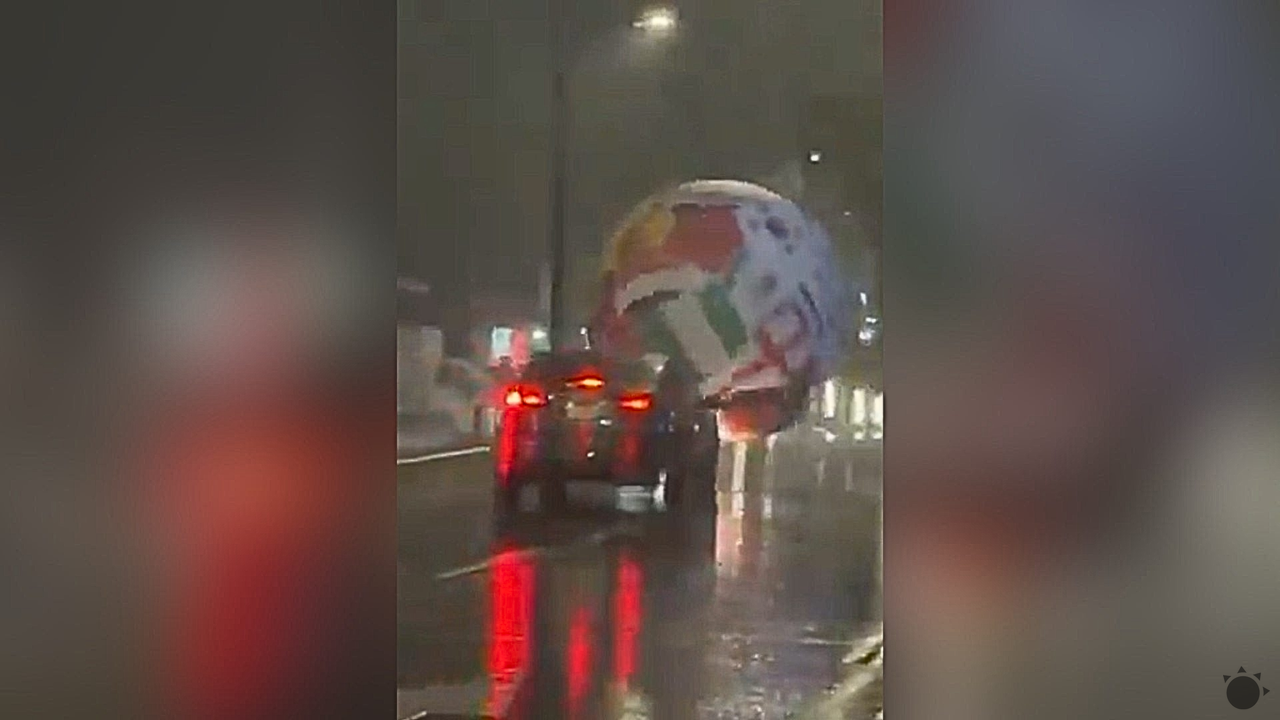 VIDEO: Obrovská futbalová lopta sa počas búrky rútila cez premávku ...