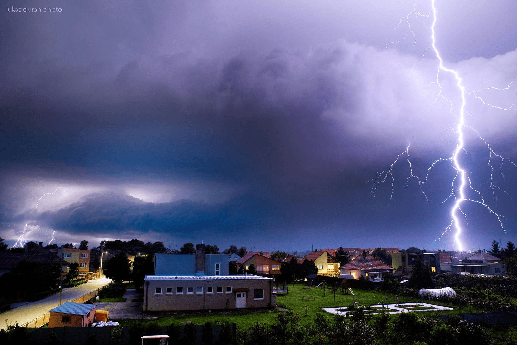 VIDEO: Silné búrky postupujú Nemeckom a už aj Českom | iMeteo.sk