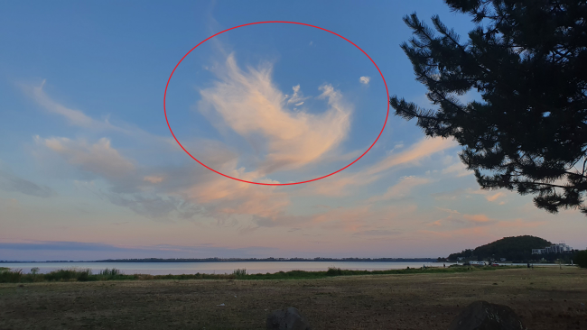 FOTO: Ukázalo sa nad Zemplínskou Šíravou znamenie? Ľudia v oblaku vidia ...